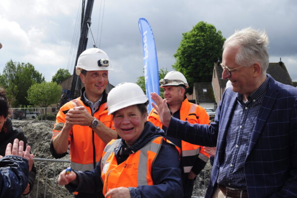 Cliënten slaan eerste palen Burghtkwartier Oostburg de grond in - Tragel